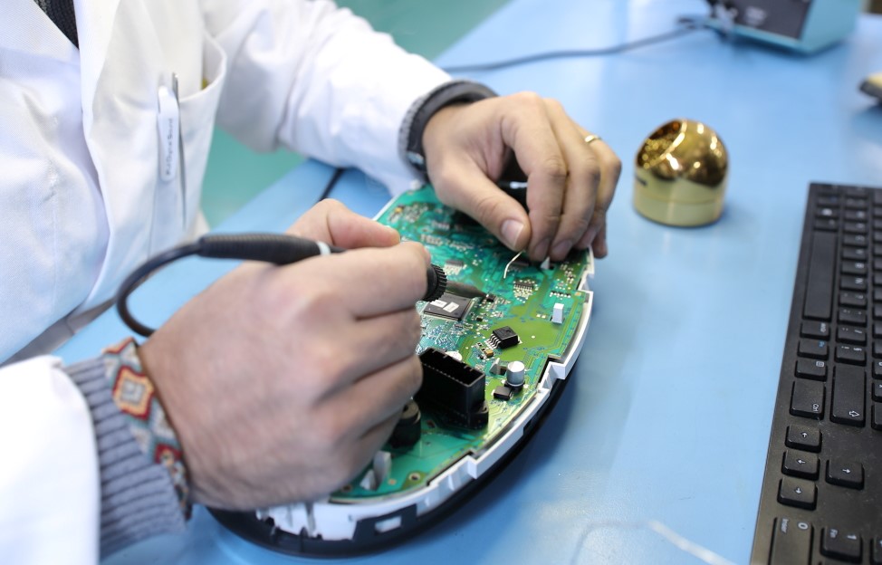 Reparlab : service de réparations électroniques automobiles.